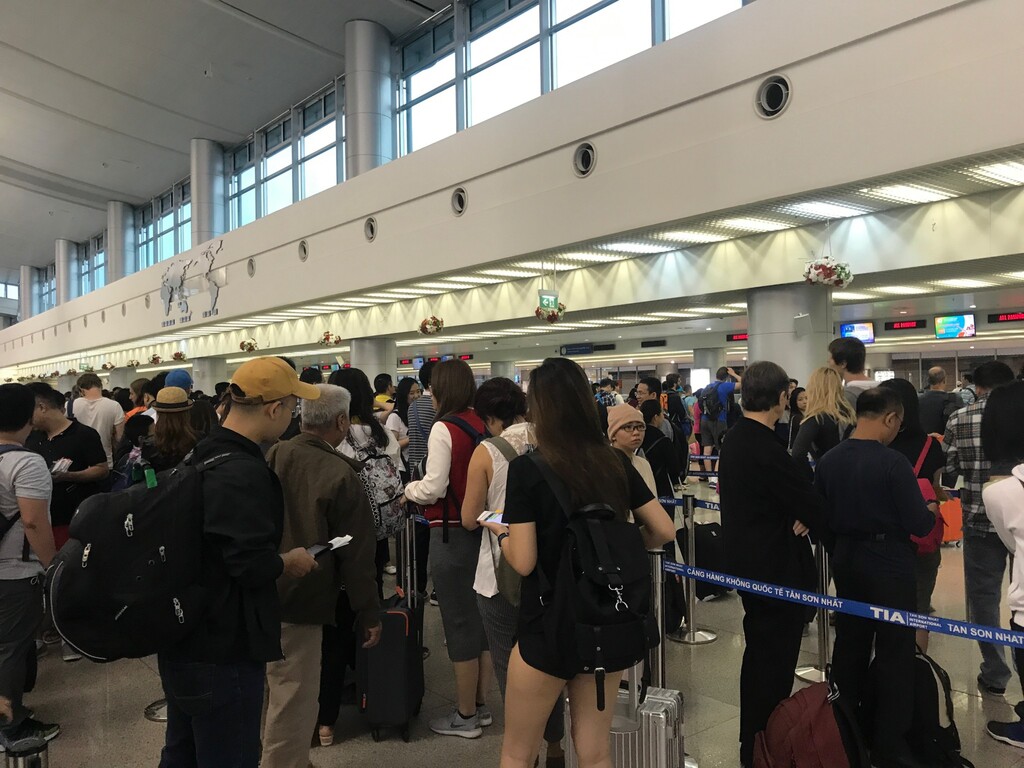 出国審査待ちの行列の横をすり抜けてくる若者がいました | Splus Software Co., Ltd.